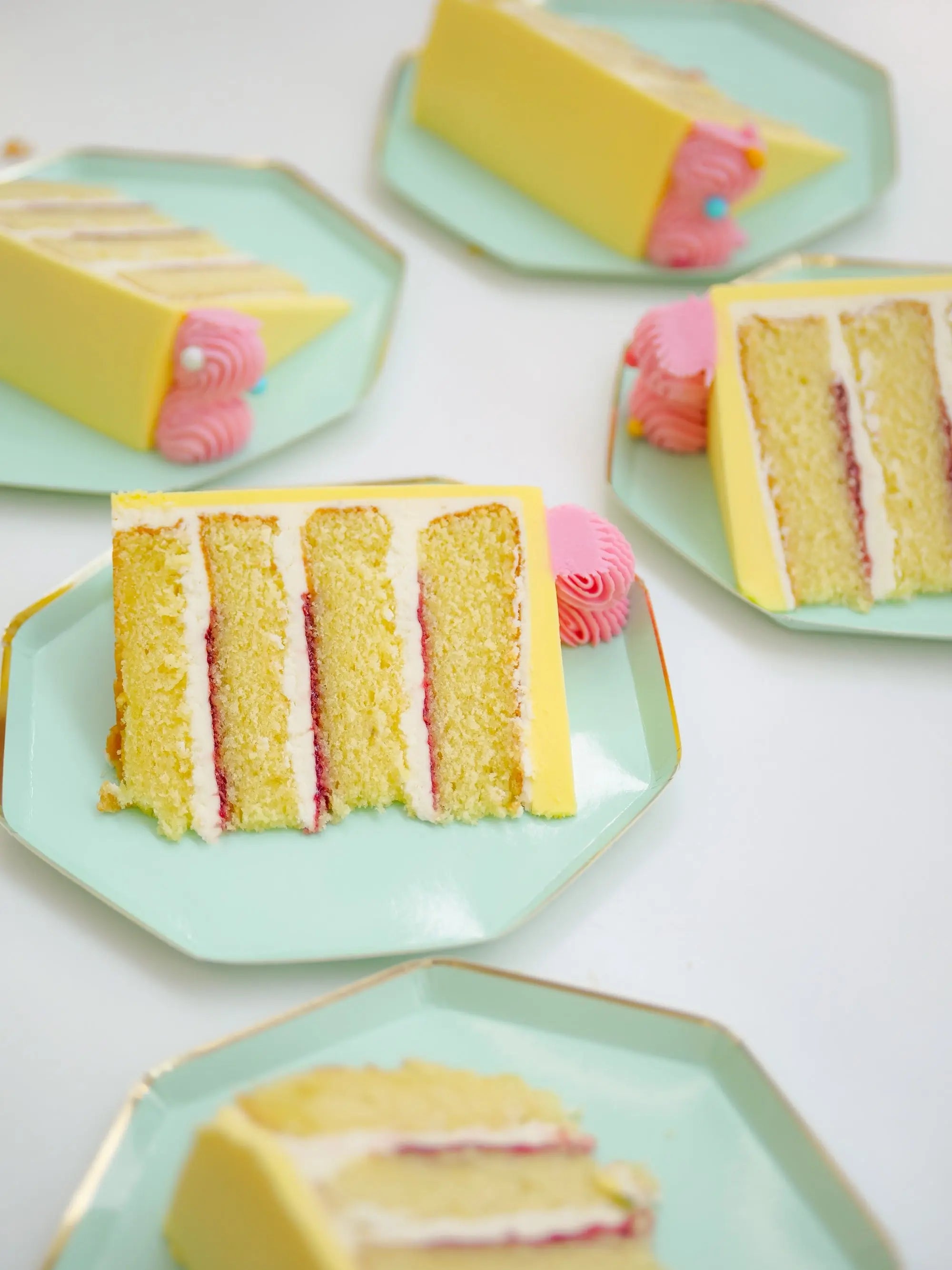 How To Cut A Cake | 3 Different Ways to Cut Your Cake – Crumbs & Doilies